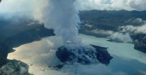 Lava bombs in Vanuatu thrown '50 to 100 metres'
