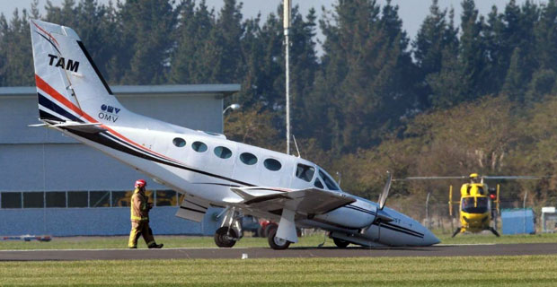 Plane crash lands at Hamilton Airport