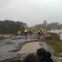 Approach to Navo Bridge washed away